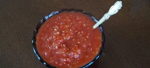 Glodeter aus Tomaten mit Knoblauch für den Winter - ein sehr leckerer brennender Snack