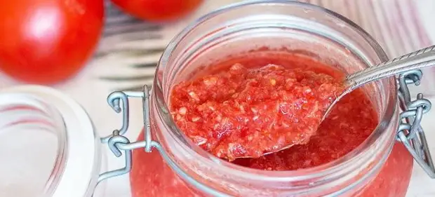 Glodeter dal pomodoro con aglio per l'inverno - uno spuntino bruciante molto gustoso