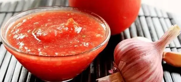 Glodeter dal pomodoro con aglio per l'inverno - uno spuntino bruciante molto gustoso