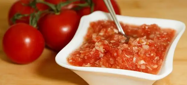 Glodeter aus Tomaten mit Knoblauch für den Winter - ein sehr leckerer brennender Snack