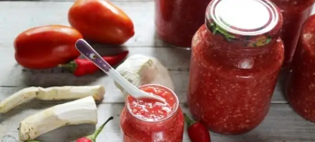 Glodeter dal pomodoro con aglio per l'inverno - uno spuntino bruciante molto gustoso