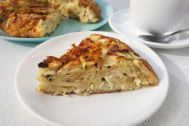 Enkel Pita Pie med kyllingfilet i en stekepanne