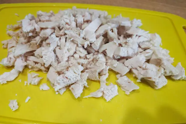 একটি ফ্রাইং প্যান মধ্যে মুরগি fillet সঙ্গে সহজ পিটা পাই