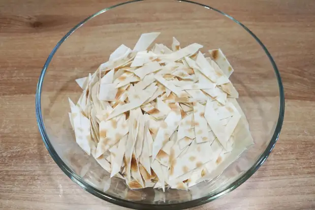 Enkel Pita Pie med kyllingfilet i en stekepanne